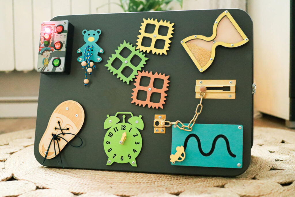 Tablica manipulacyjna dla dzieci - co to jest? - Republikadzieci.pl